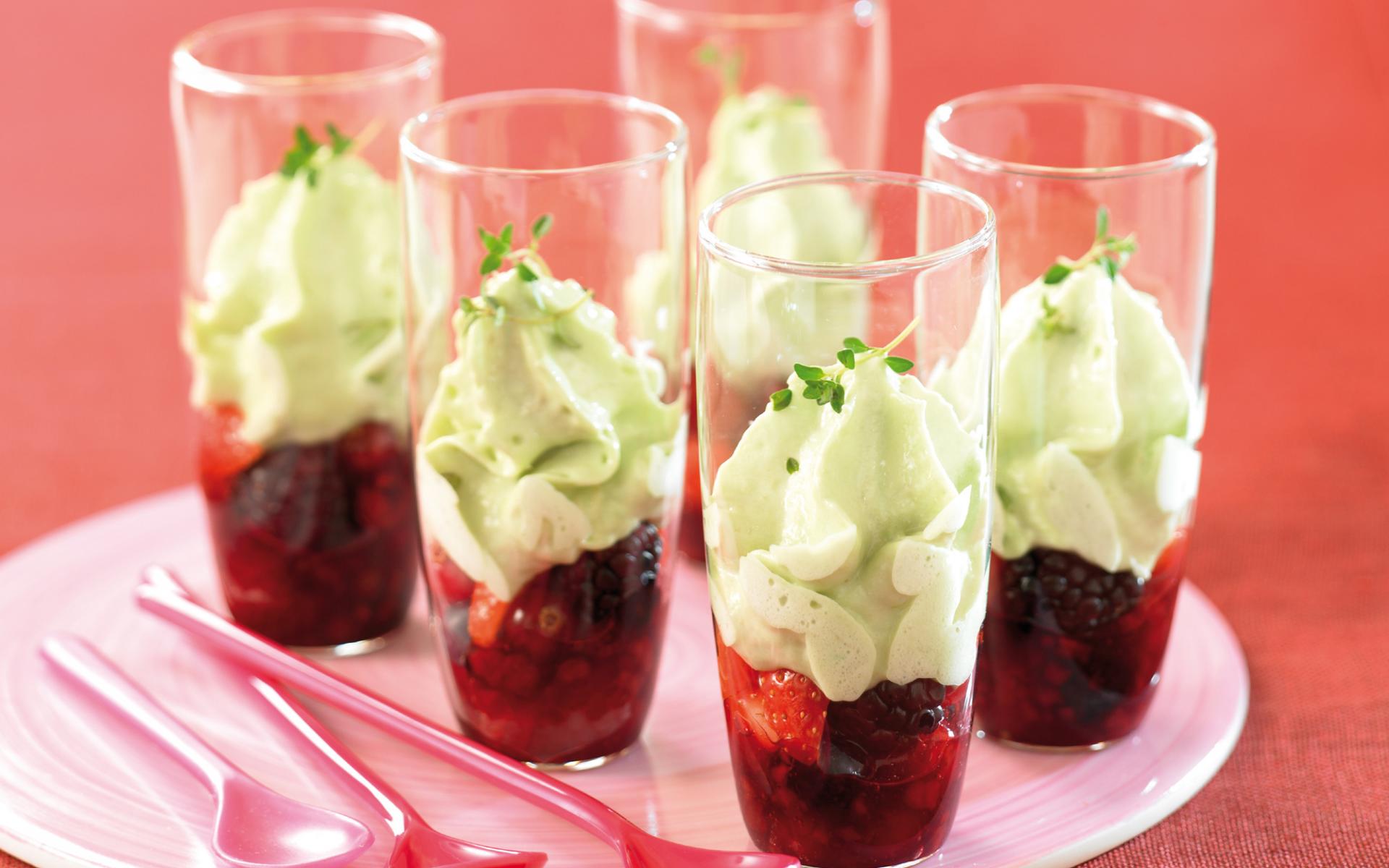 Écume de rhubarbe, compotée de fruits rouges - En restauration - Elle ...